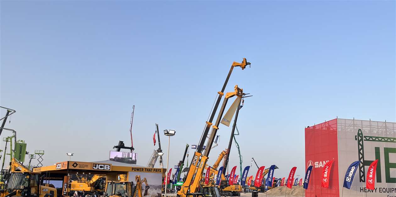 JCB launches its largest tracked excavator with 52-tonne 520X ...